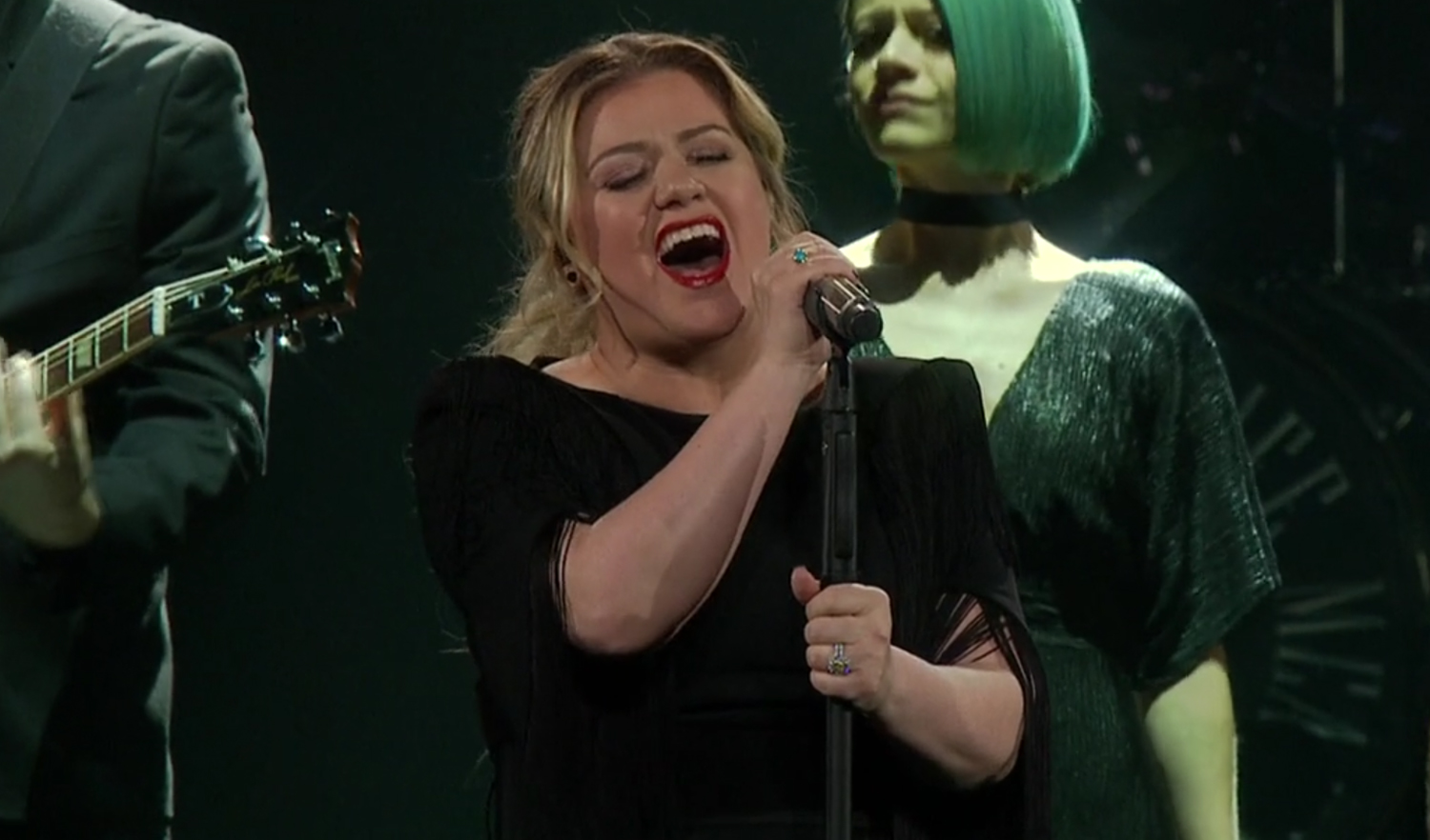Kelly Clarkson Covers ‘Shallow’ Live at Her Concert! (Video) | A Star ...