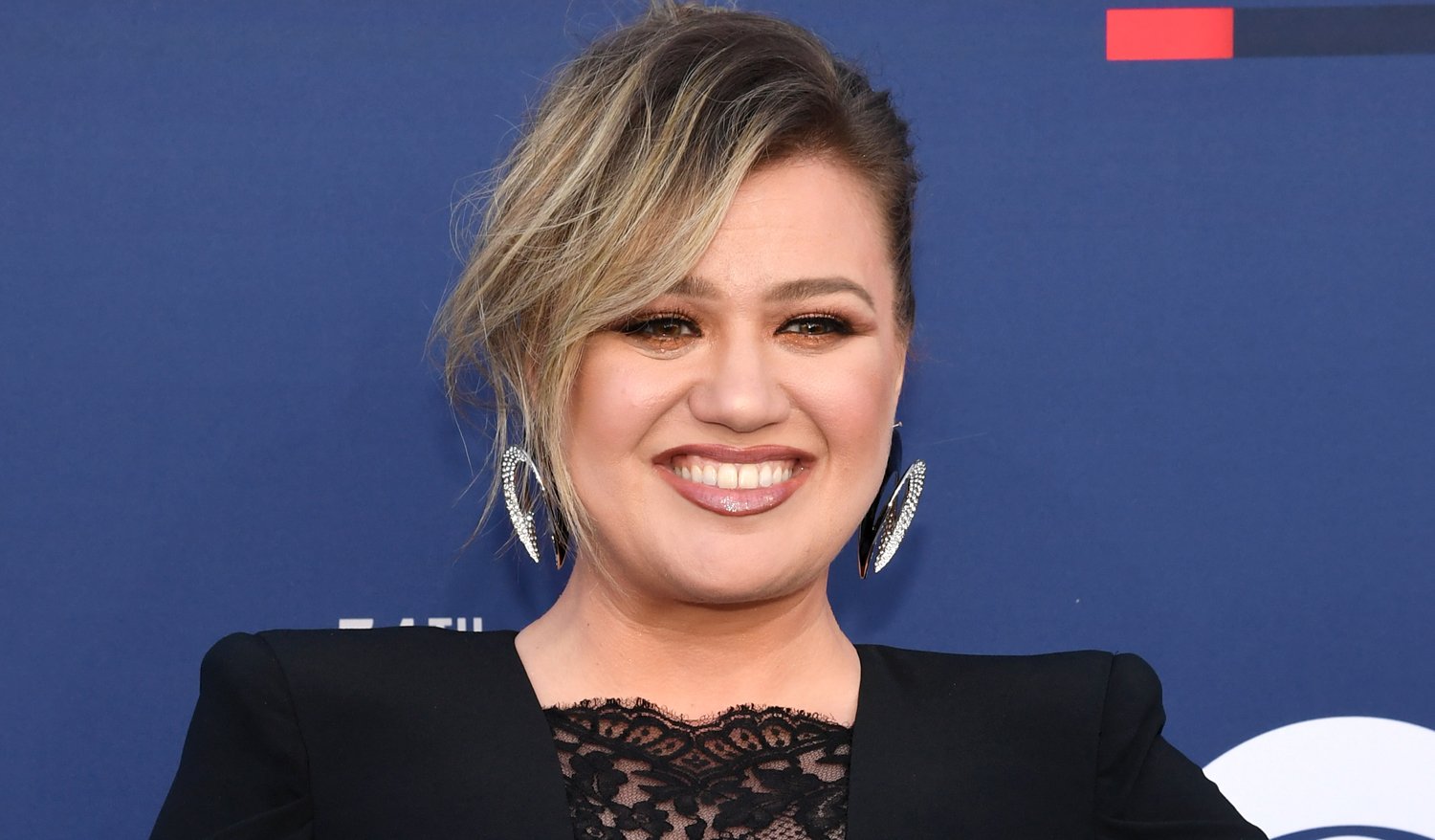 Kelly Clarkson is All Smiles Arriving at ACM Awards 2019 | 2019 ACM Awards, ACM Awards, Chevel ...