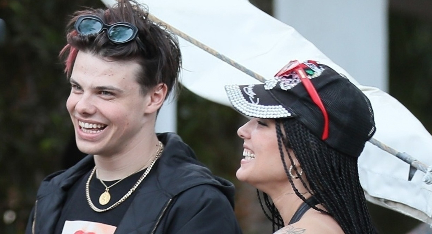 Halsey Shares a Laugh with Boyfriend Yungblud at Coachella 2019! | 2019 ...