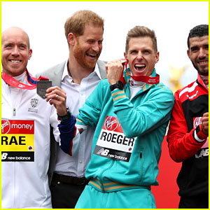Prince Harry Cheers on Runners at Virgin Money London Marathon 2019 ...