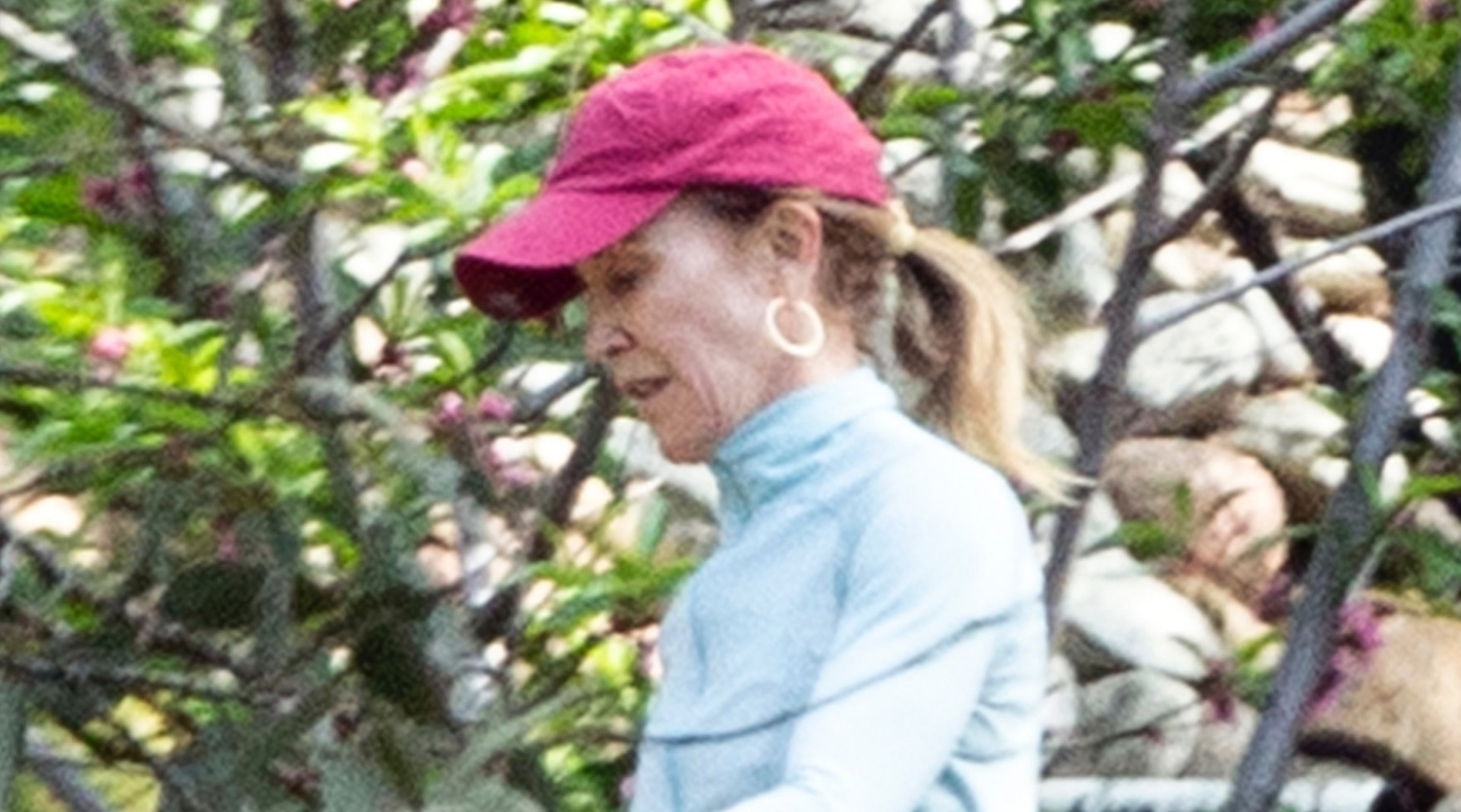 Felicity Huffman Goes for a Hike Amid College Bribery Scandal ...