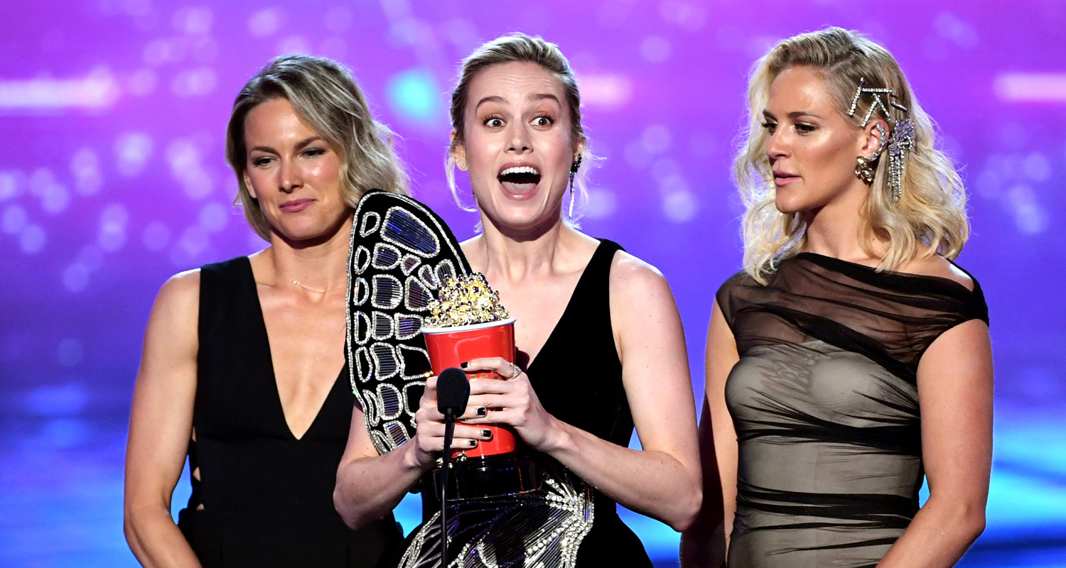 Brie Larson Brings Her Stunt Doubles to Accept Best Fight at MTV Movie ...