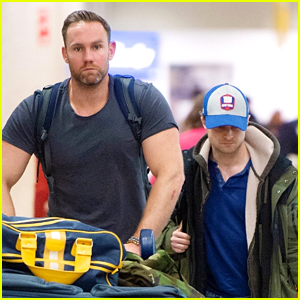 Daniel Radcliffe Arrives at JFK Airport With A Super Hot Bodyguard ...