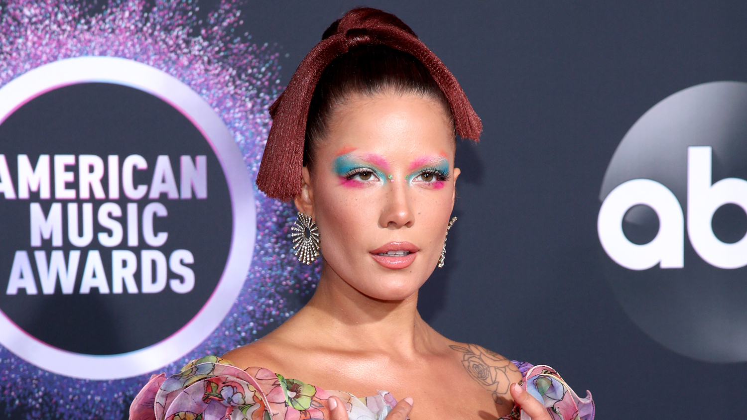 Halsey Dons Colorful Eye Makeup & Bleached Eyebrows While Arriving at ...