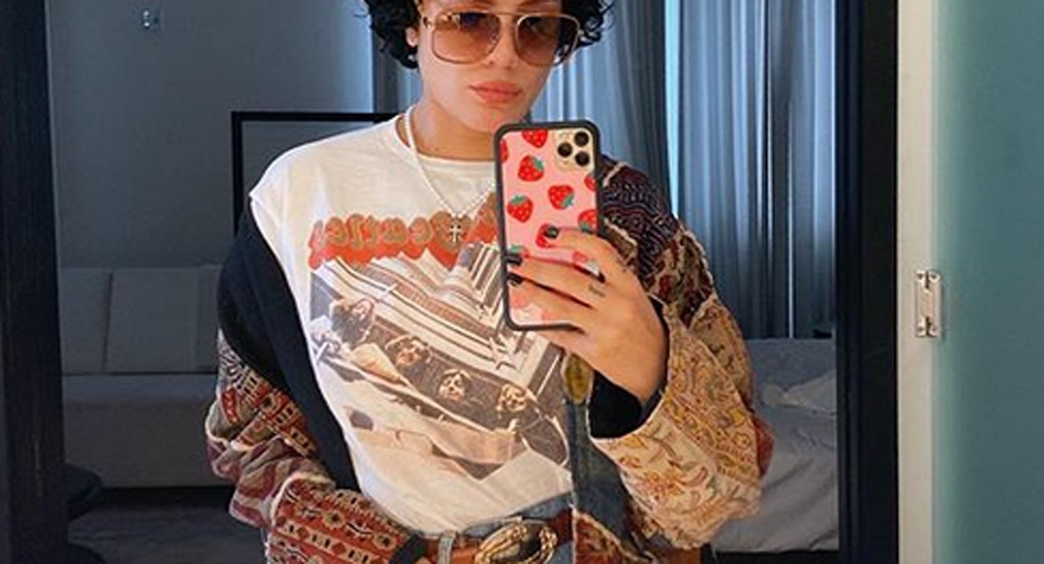 Halsey Shows Off Her Naturally Curly Hair in New Mirror Pic | Halsey ...