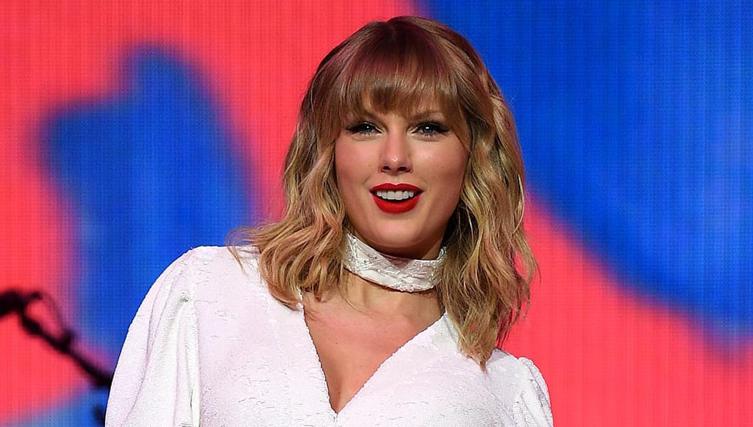 Taylor Swift Performs ‘Christmas Tree Farm’ for First Time at Jingle ...