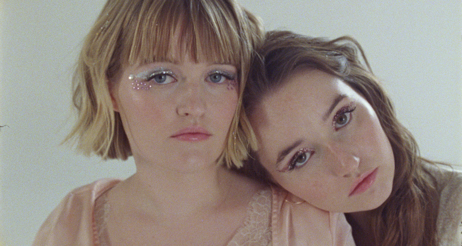 Kaitlyn & Mady Dever Debut Their Band Beulahbelle’s First Official ...