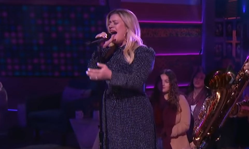 Kelly Clarkson Belts Out Whitney Houston’s ‘Run to You’ During Another ...