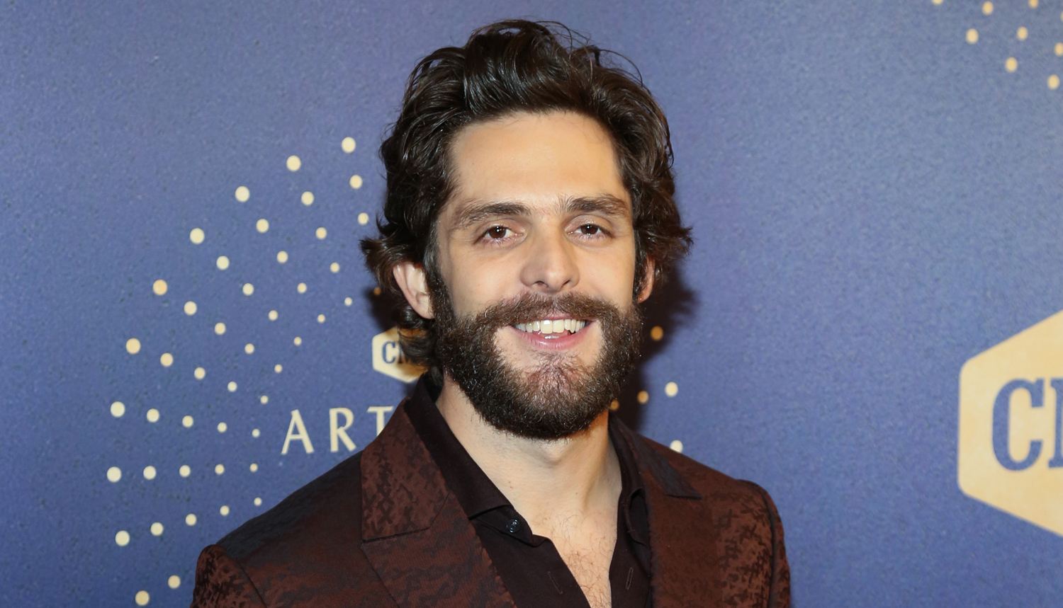 Thomas Rhett Goes Shirtless While Attempting to Swing from a Branch ...