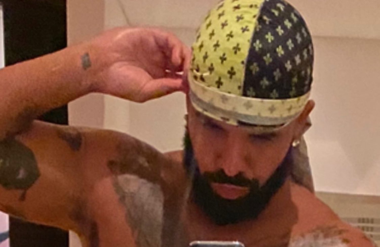 Drake Shows Off His Abs in Shirtless Selfie! | Drake, Shirtless ...