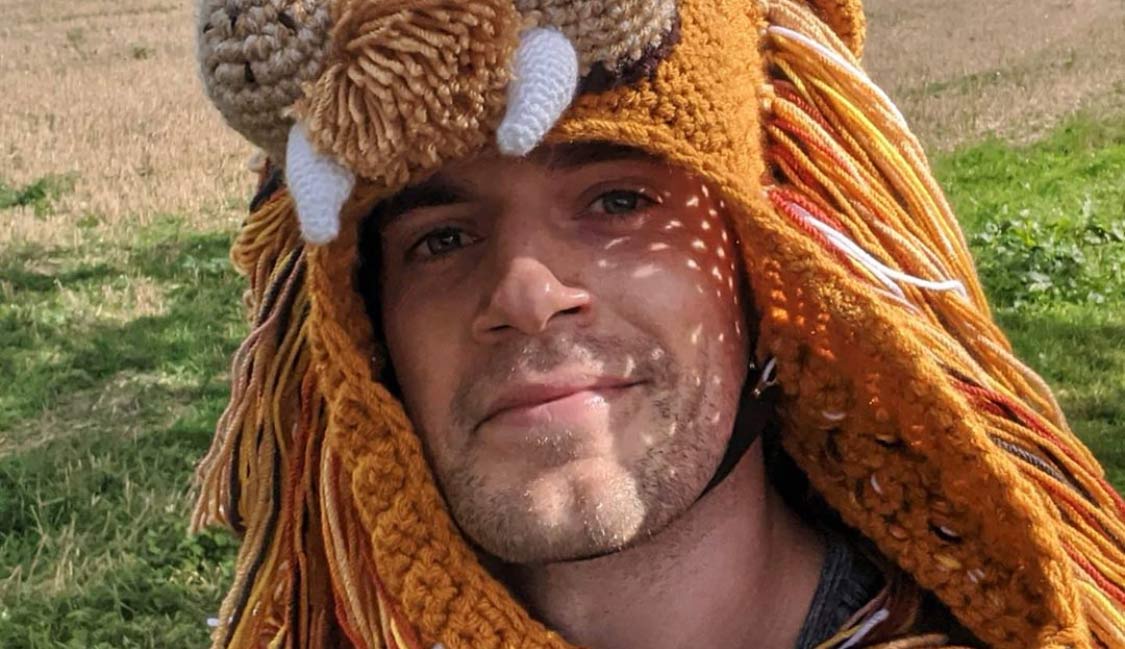 Henry Cavill Goes Running in a Lion Hat for the Durrell Challenge ...