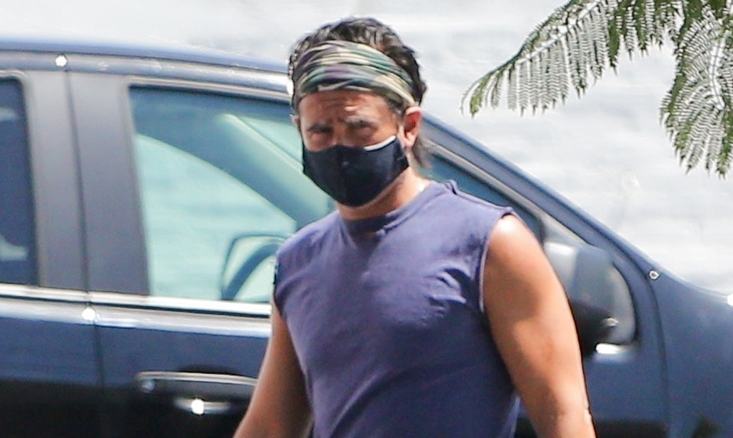 Colin Farrell Shows Off His Arms While Picking Up Lunch in Los Feliz ...