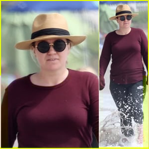 Kelly Clarkson Enjoys a Day at the Beach After Opening Up About Divorce ...