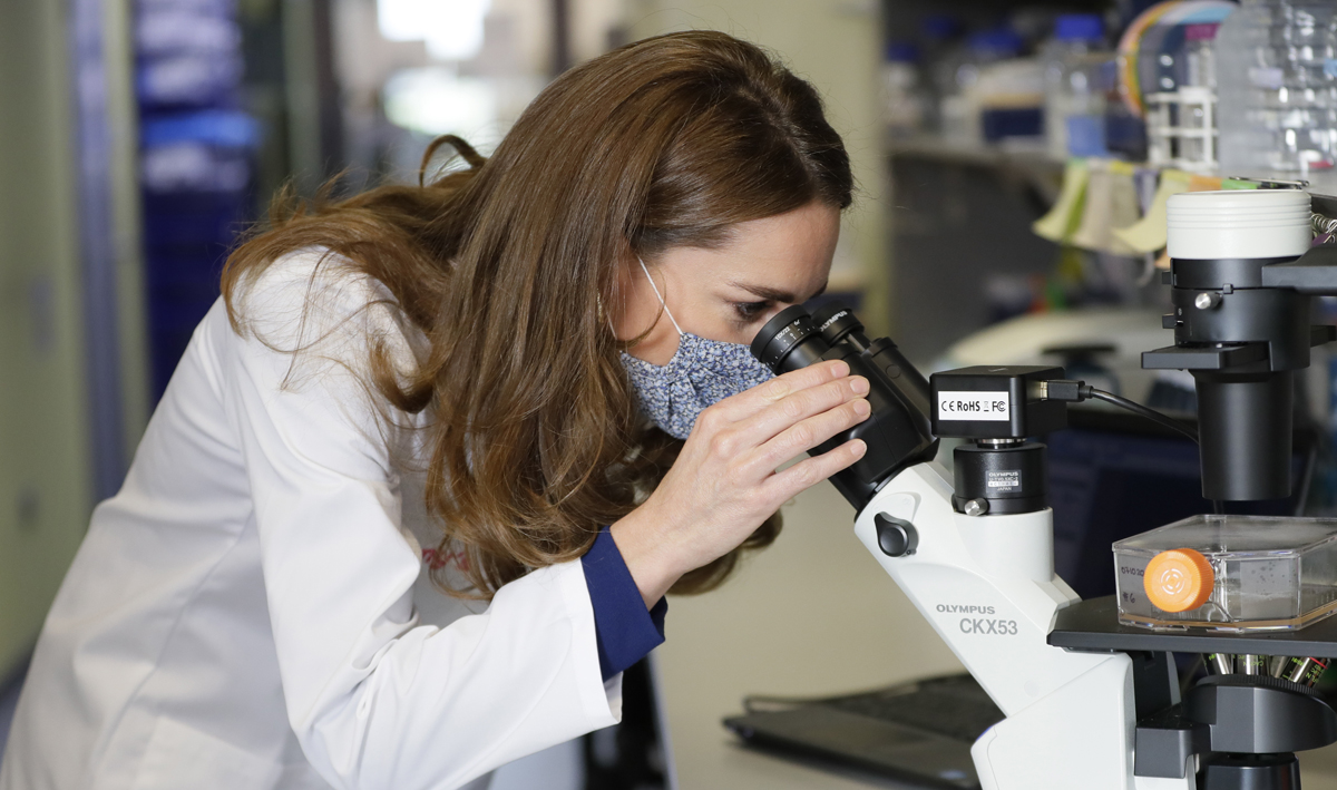 Duchess Kate Middleton Helps Out in a Research Lab | Kate Middleton ...