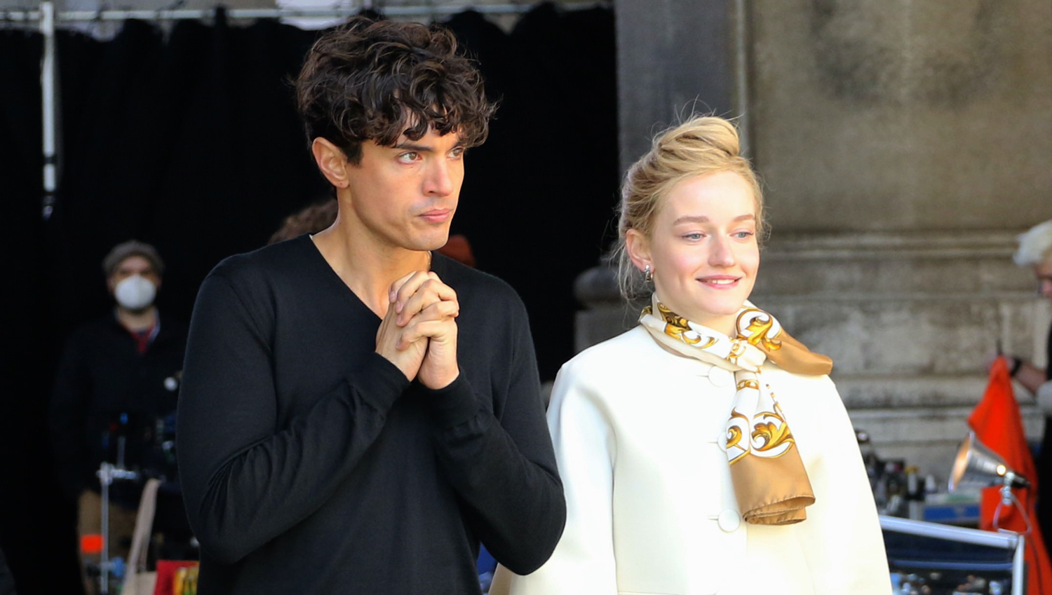Julia Garner Films ‘Inventing Anna’ Scenes with Hot Newcomer James ...