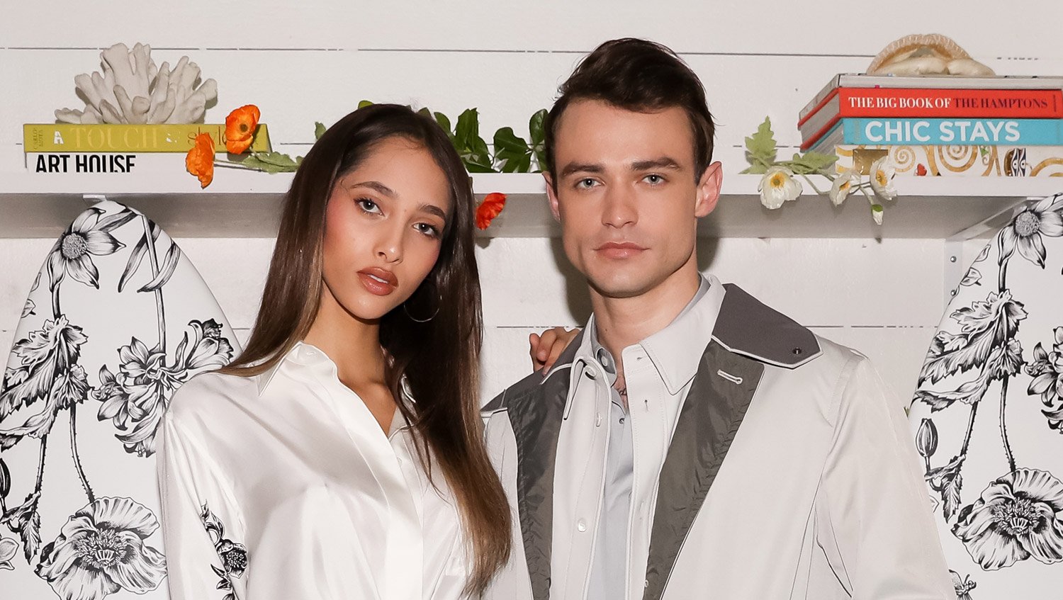 Gossip Girl’s Thomas Doherty Makes Official Event Debut with Girlfriend ...