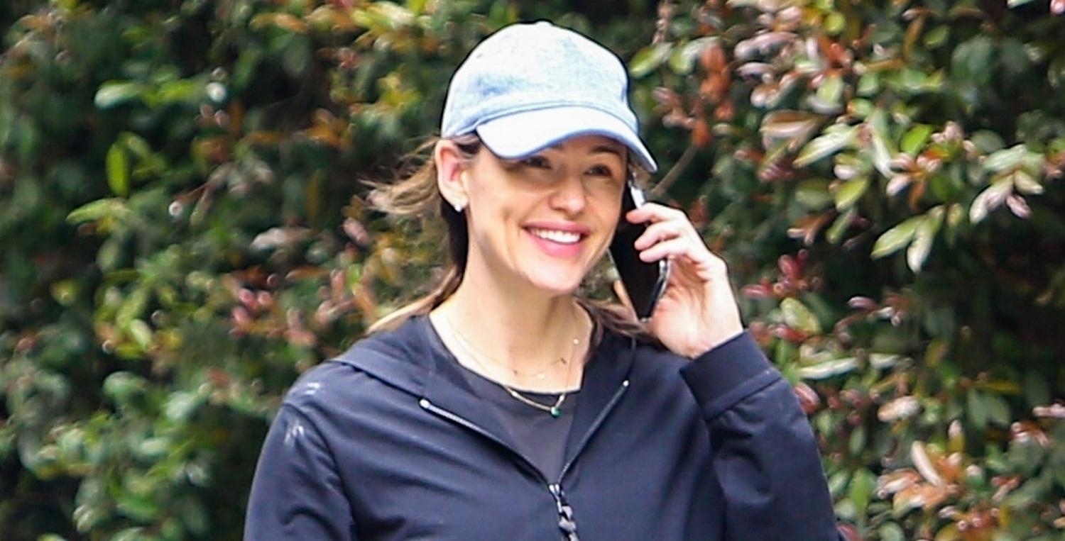 Jennifer Garner is All Smiles While Taking a Phone Call on Her Morning ...