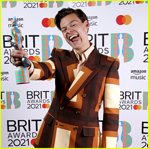 Harry Styles Carries a Purse on BRITs 2021 Red Carpet After Winning ...