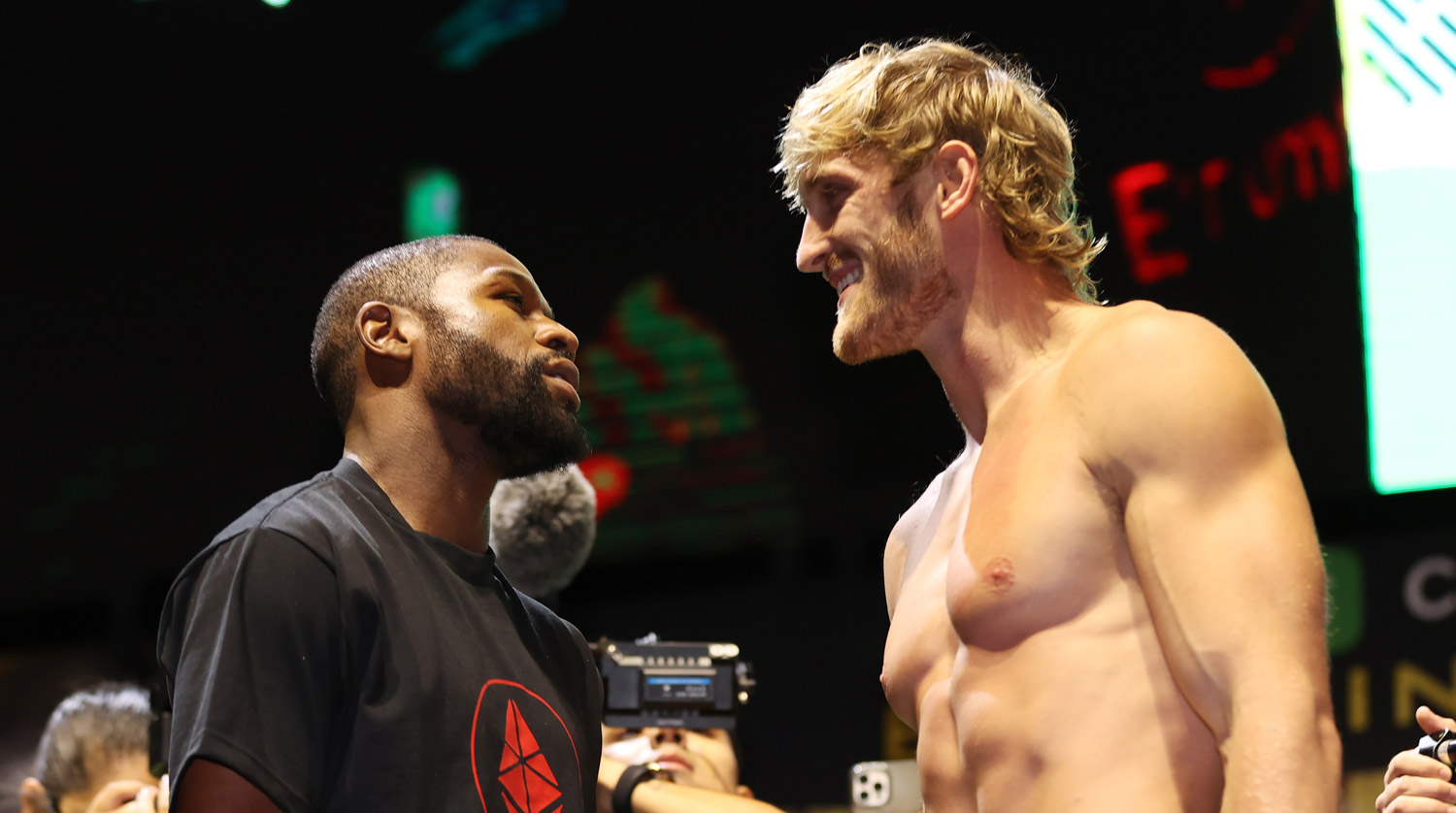 Floyd Mayweather & Logan Paul Flex Their Muscles at Weigh-In Ahead of ...