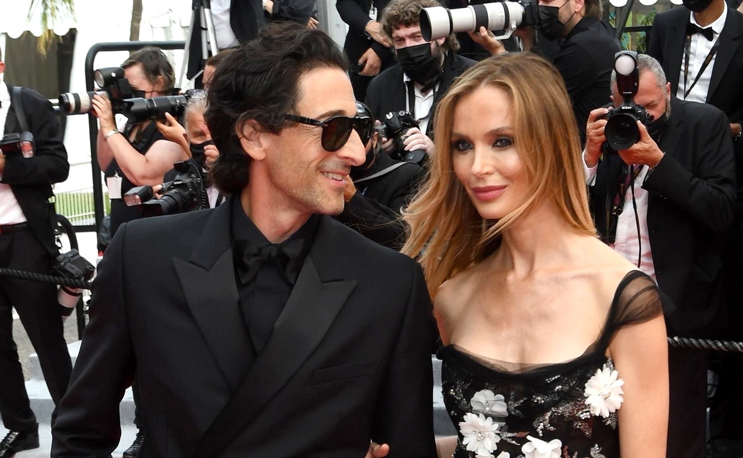 Adrien Brody & Girlfriend Georgina Chapman Share a Red Carpet Kiss at ...