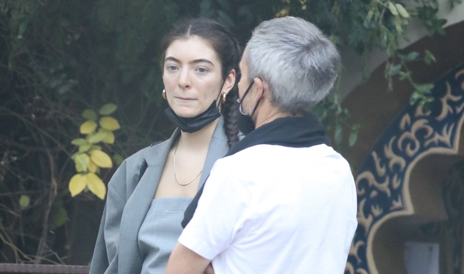 See More Photos from Lorde’s Date Night with Boyfriend Justin Warren ...