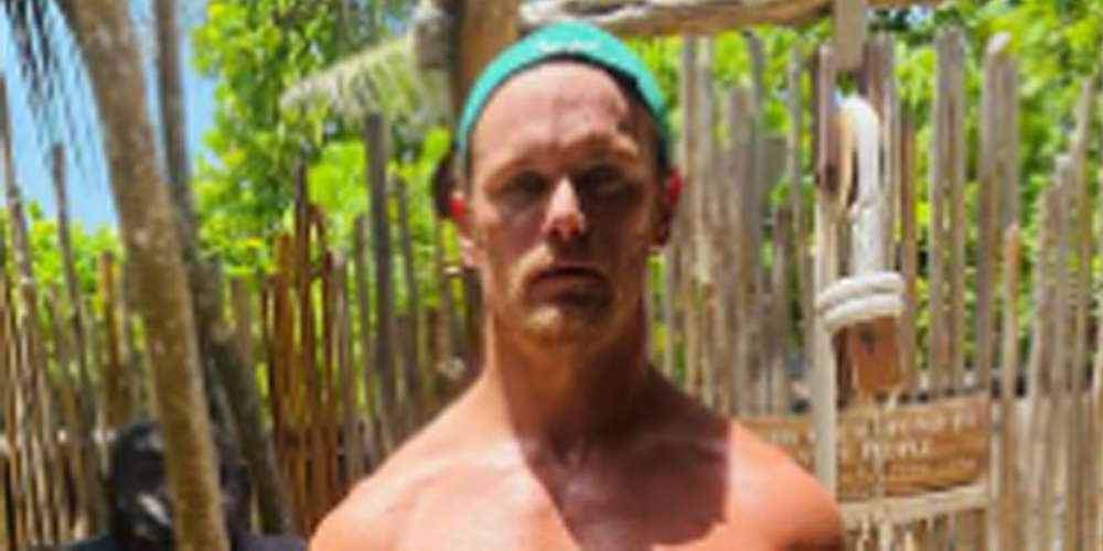 Sam Heughan Shows Off His Impressive Strength in a Fitness Selfie | Sam ...