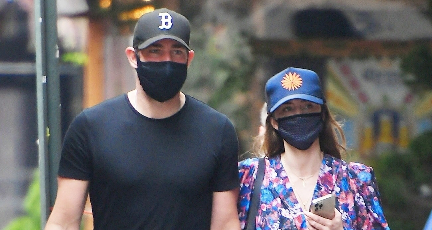 John Krasinski & Emily Blunt Try to Keep a Low Profile While Holding ...
