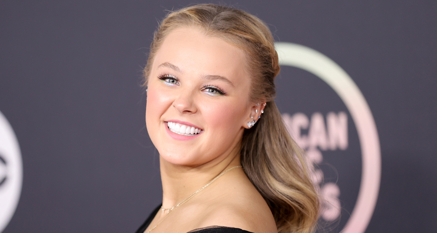 JoJo Siwa Says She Wore a Dress & Heels for ‘First Time’ at AMAs 2021 ...