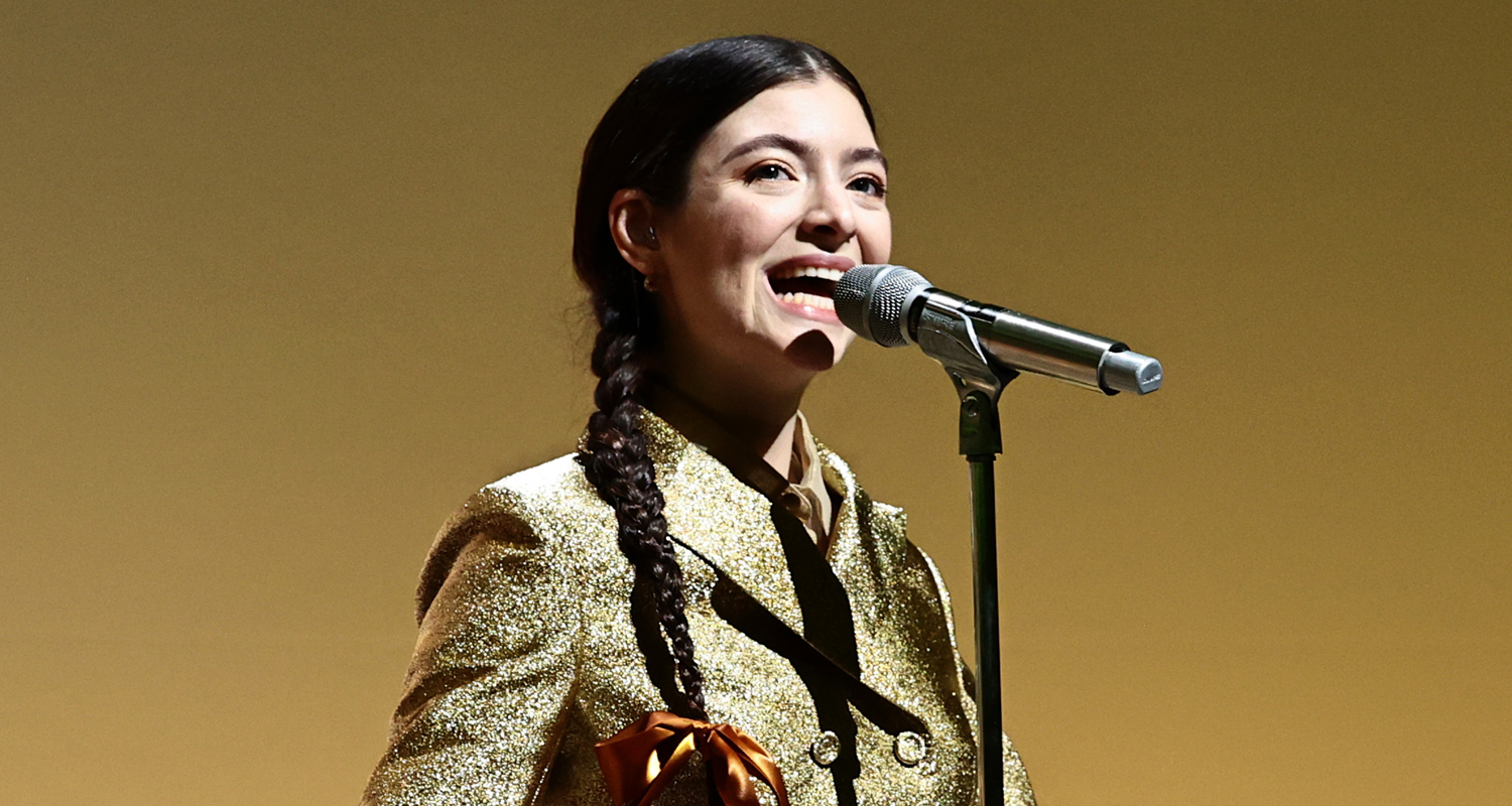 Lorde Dazzles in Gold Suit While Performing at Guggenheim International ...
