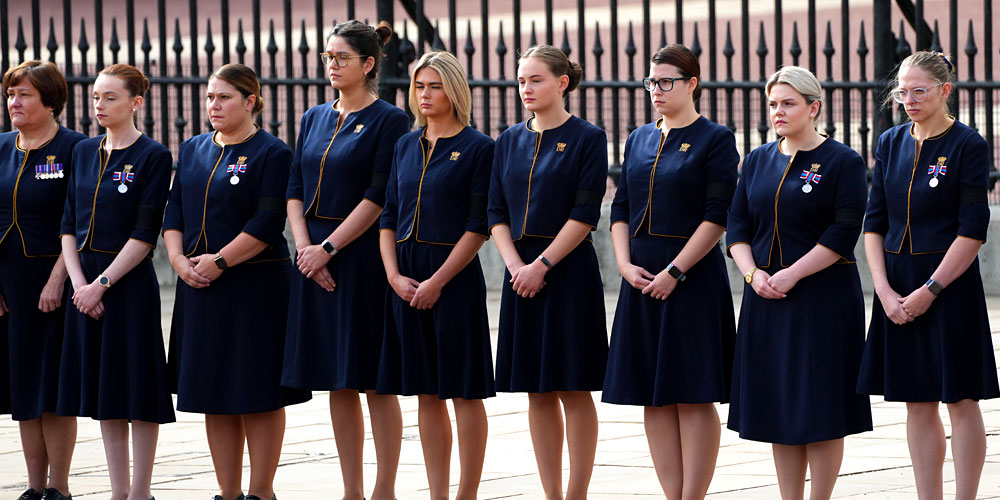 Queen Elizabeth’s Staff Pays Tribute To Her One Final Time During ...