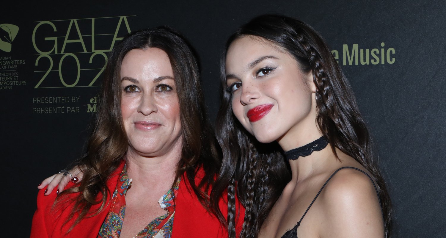 Olivia Rodrigo Inducts Alanis Morissette Into Canadian Songwriters Hall ...