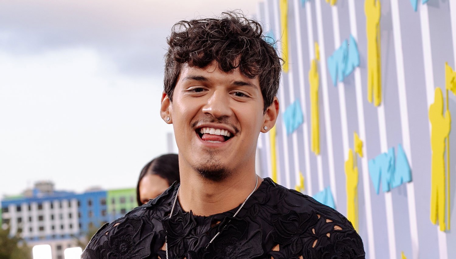 Singer Omar Apollo Responds to Queerbaiting Accusations with the Best ...