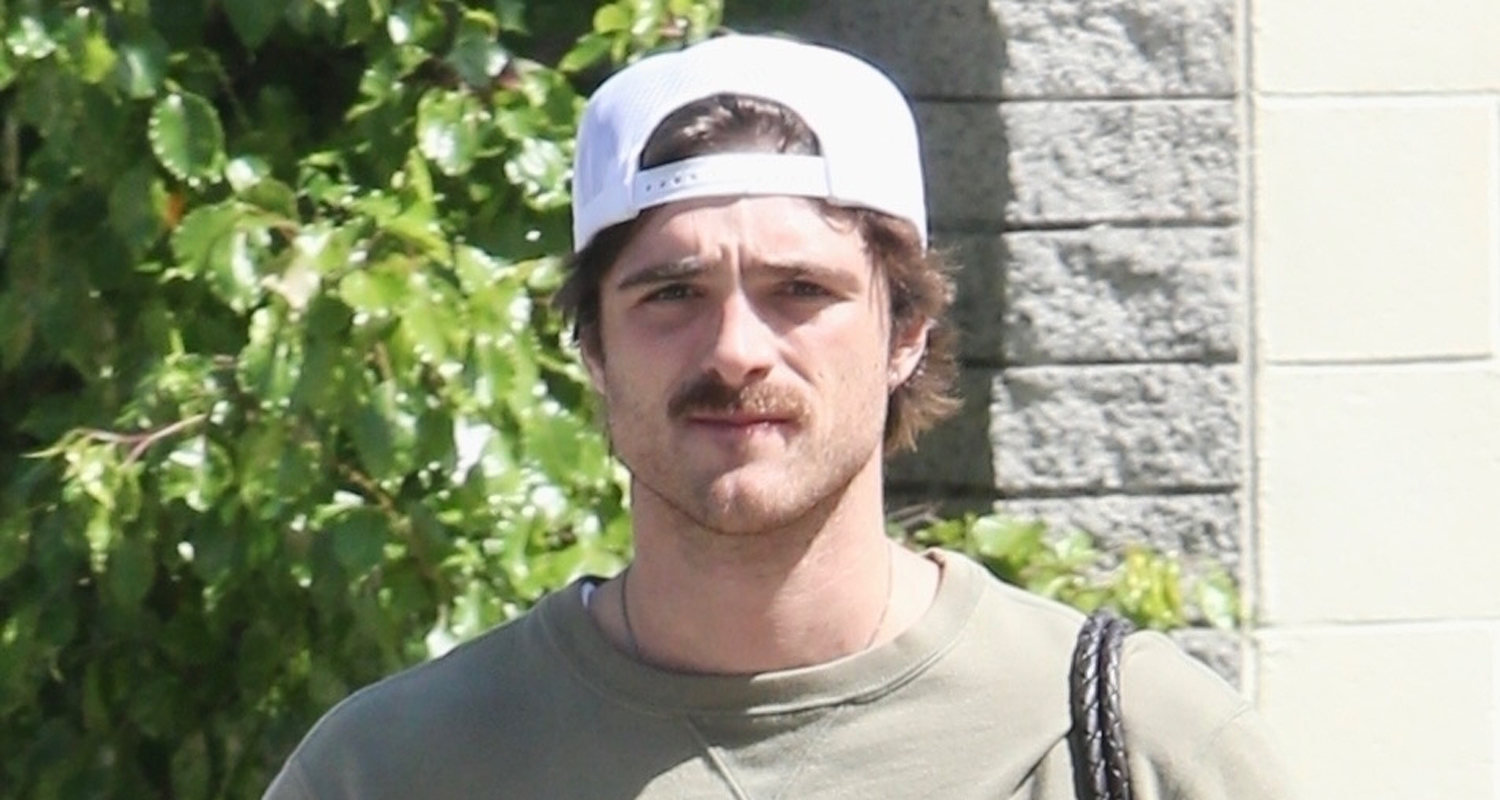 Jacob Elordi Picks Up His Amazon Orders While Out in Los Feliz | Jacob ...
