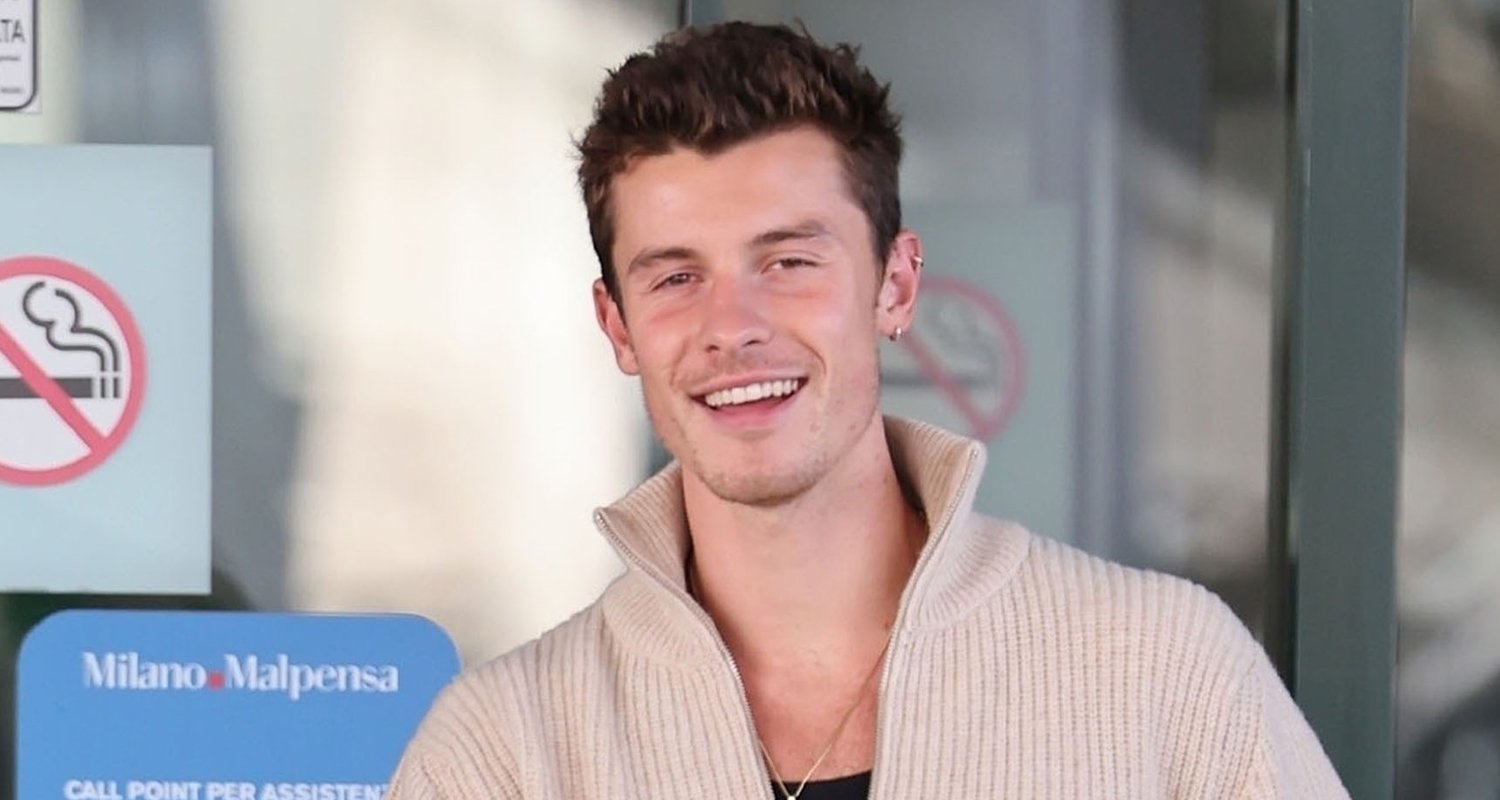 Shawn Mendes is All Smiles While Landing in Milan | Shawn Mendes ...