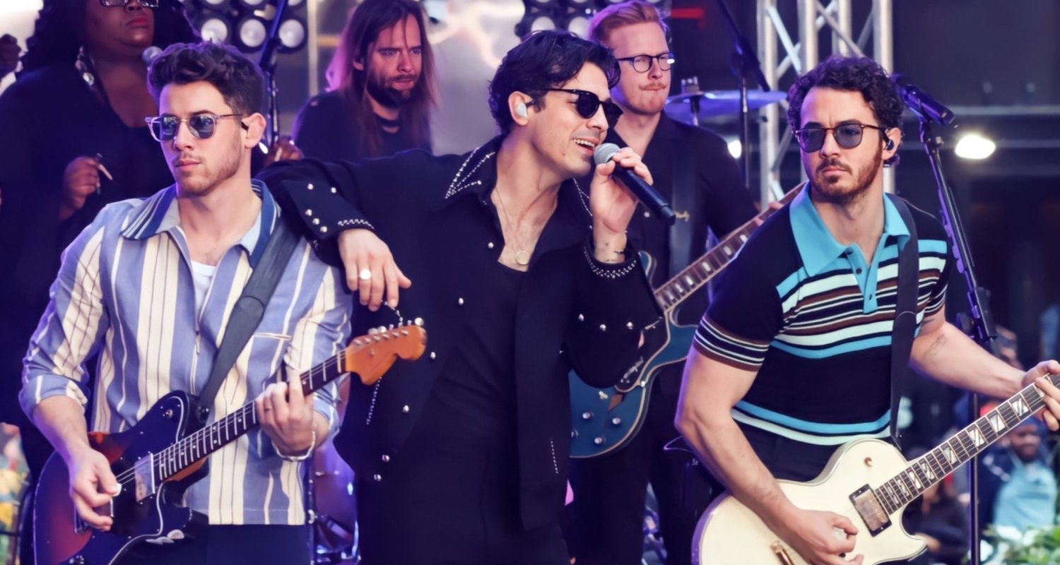 Jonas Brothers Perform New Songs ‘Waffle House’ & ‘Summer Baby’ on ...