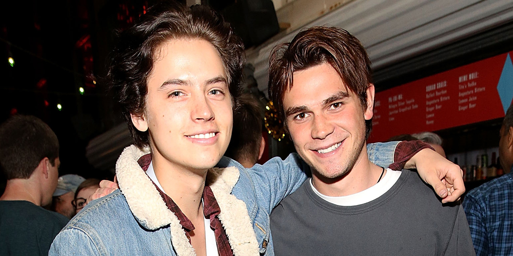 ‘Riverdale’ Producer Reveals Why KJ Apa & Cole Sprouse Didn’t Kiss on ...