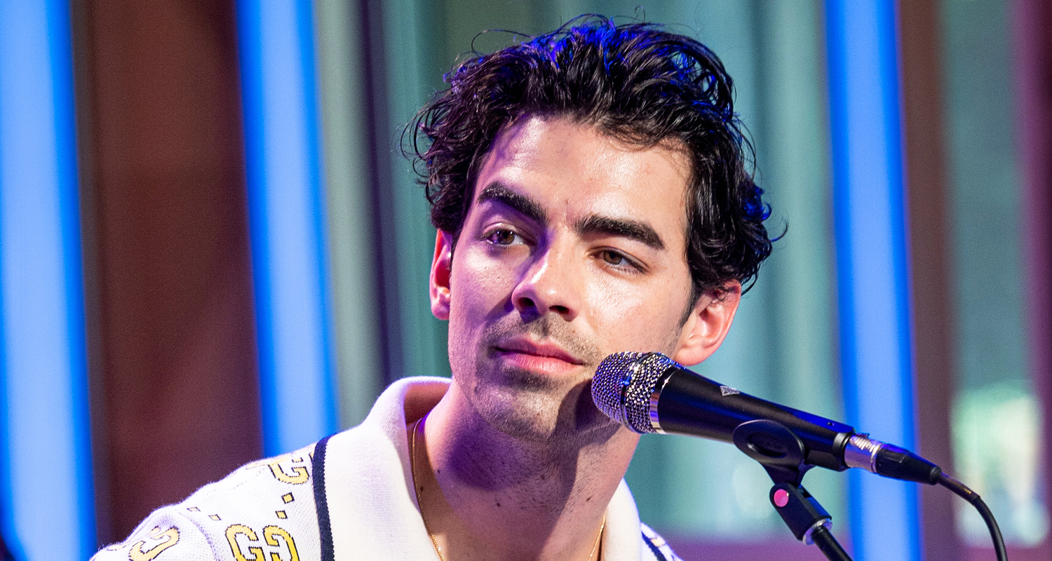 Joe Jonas Gives Shout-Out to Parents During Latest Jonas Brothers Show ...