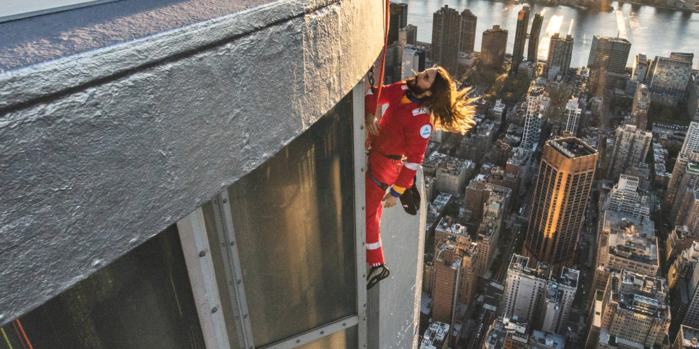Jared Leto Climbs Empire State Building to Announce Thirty Seconds to ...