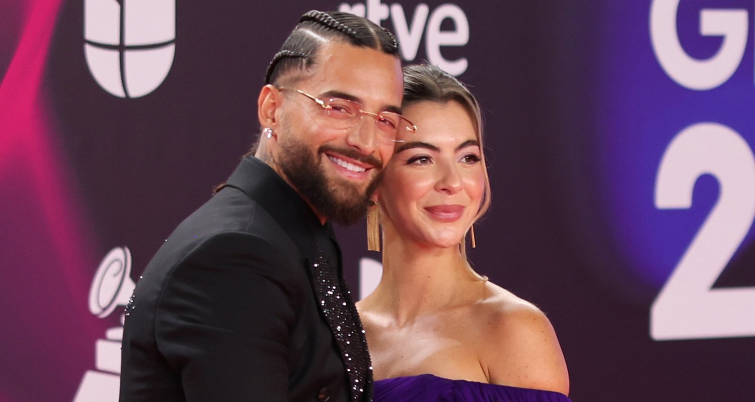 Maluma Kisses Girlfriend Susana Gomez’s Pregnant Belly at Latin Grammy ...