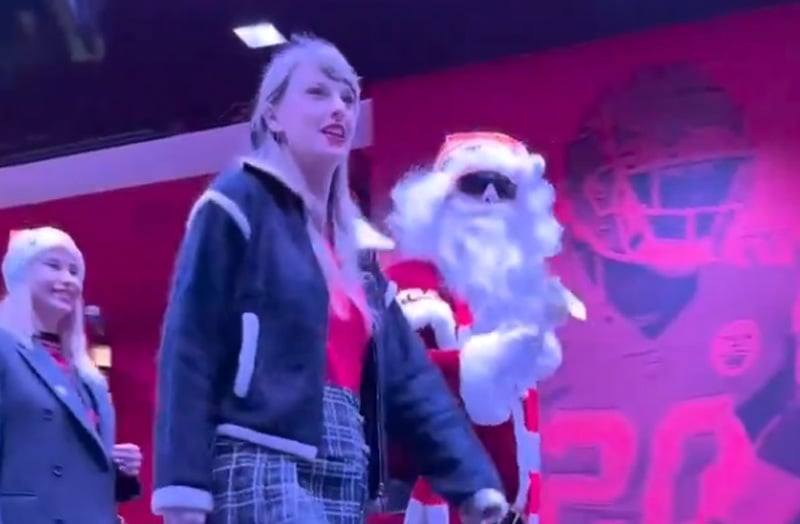 Taylor Swift Brings Santa Claus to Chiefs Game: Fans Think Man In the ...