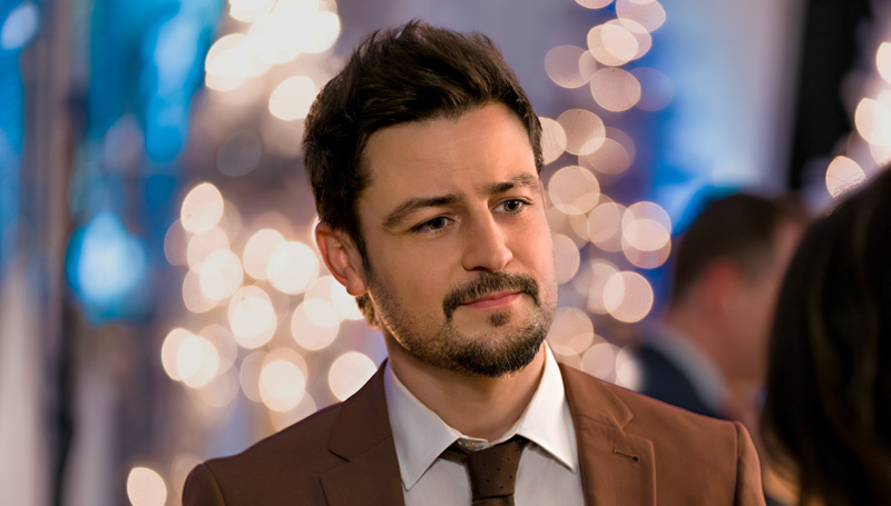 Tyler Hynes Reacts to Winning Favorite Hallmark Star of 2023 in Just ...