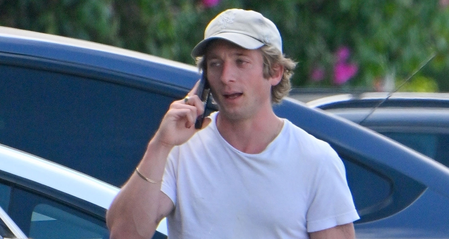 Jeremy Allen White Runs Errands in Studio City After ‘The Bear’ Season ...