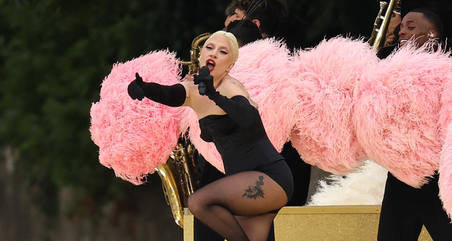 Lady Gaga Sings in French While Performing ‘Mon Truc en Plumes’ at ...