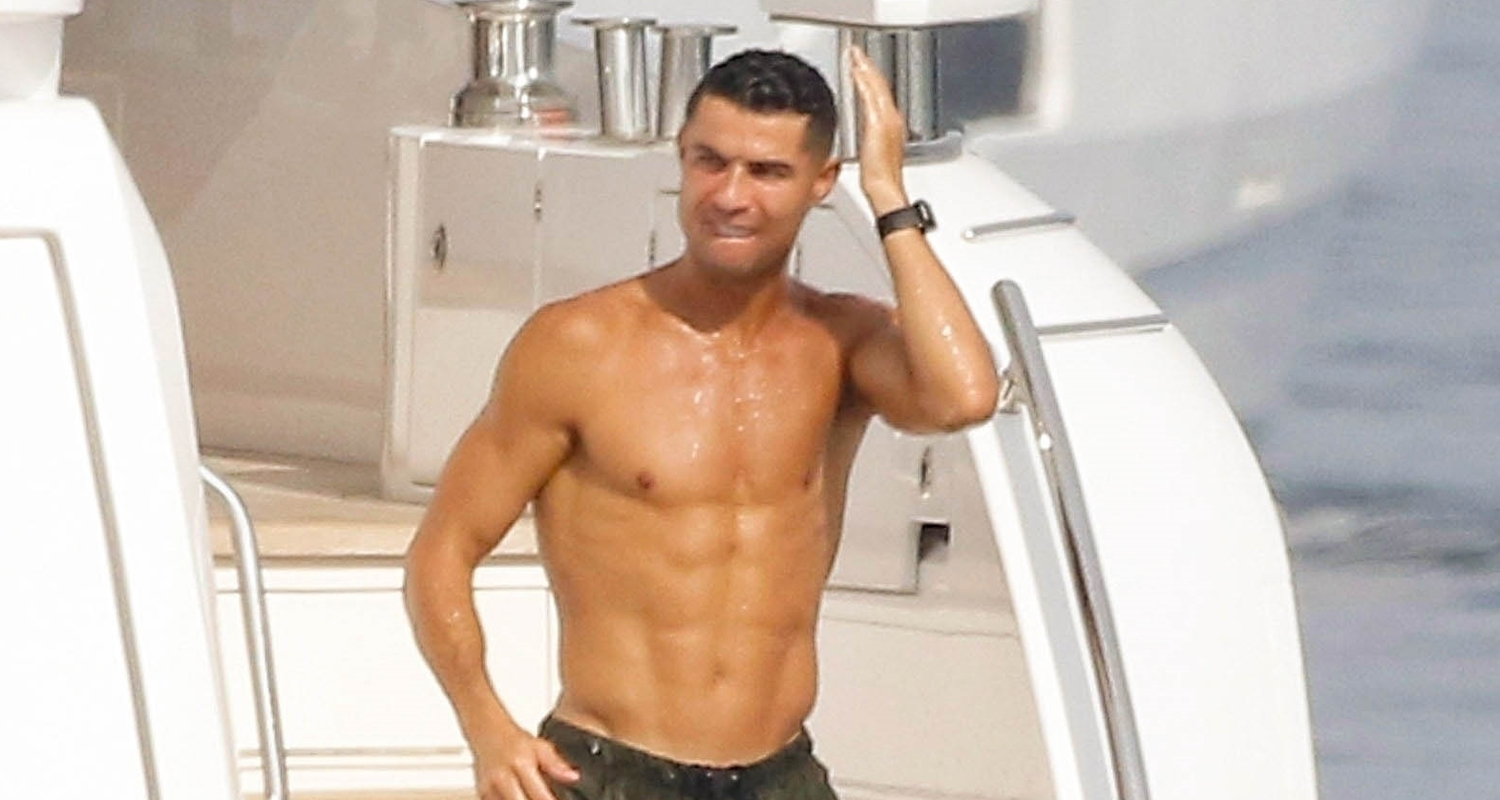 Cristiano Ronaldo Bares Ripped Shirtless Physique on Vacation with ...
