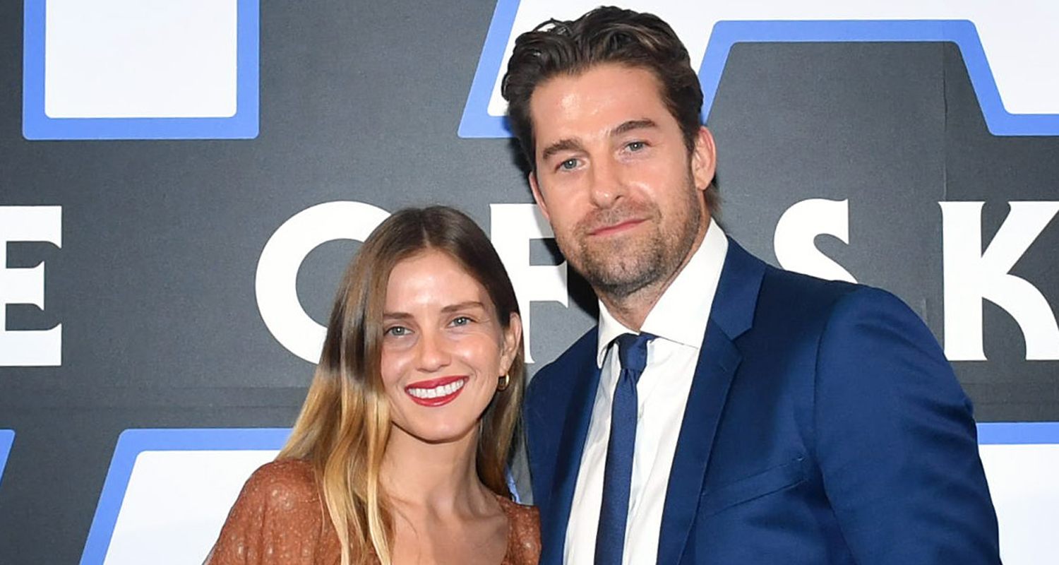 Scott Speedman et sa fiancée Lindsay Rae Hofmann accueillent leur ...