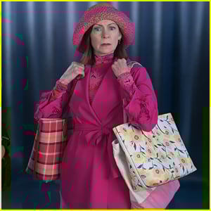 Carrie Preston Explains Why Elsbeth Carries So Many Bags & Why She’s ...