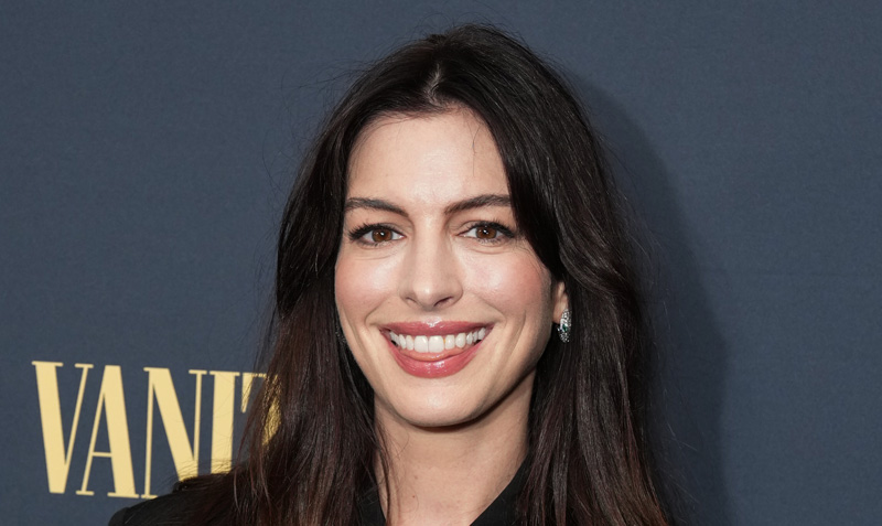 Anne Hathaway Sings ‘Somebody to Love’ at Broadway’s Kamala Harris ...