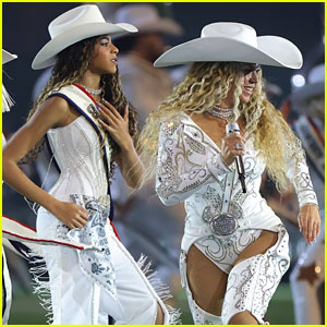 Blue Ivy Carter Dances with Mom Beyonce During Christmas Halftime Show! | Beyonce Knowles, Blue ...