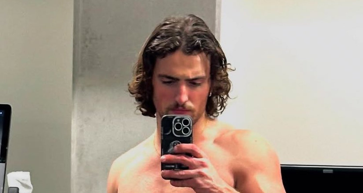 Benson Boone Bares Ripped Abs in New Shirtless Selfie | Benson Boone, Shirtless | Celebrity News ...