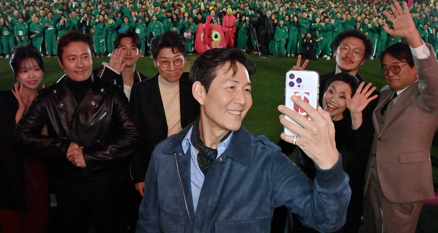 Lee Jung-jae Snaps Group Selfie With ‘Squid Game’ Co-Stars at Season 2 LA Premiere, Teases ‘Many ...